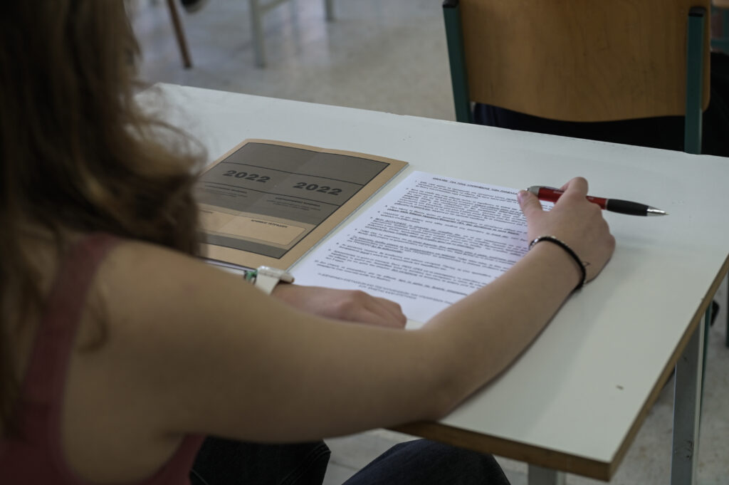 Πανελλήνιες 2022: Τα θέματα σε Νεοελληνική Γλώσσα και Λογοτεχνία - ONE ...