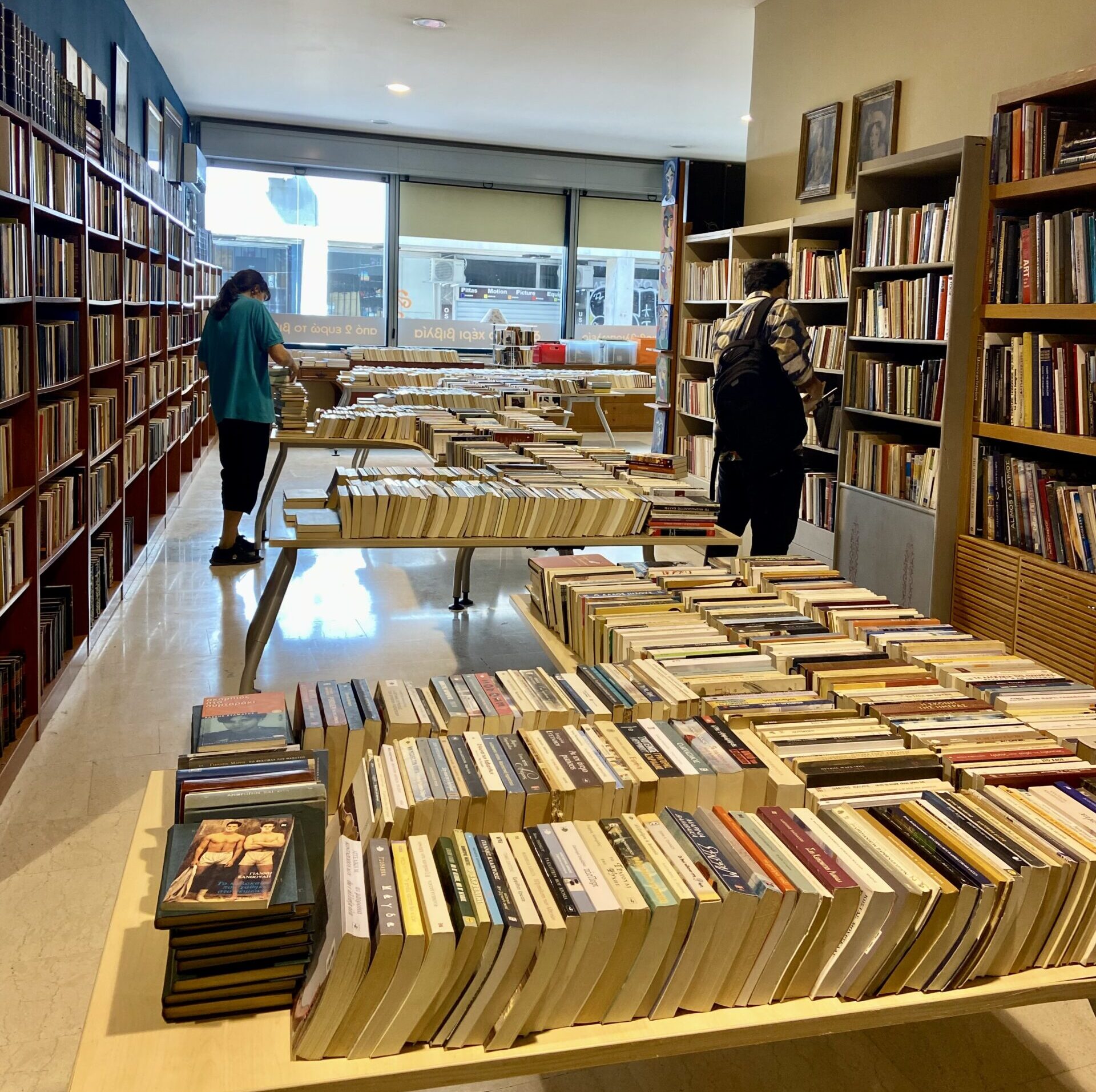Παλαιοβιβλιοπωλείο των αστέγων: Βιβλία που χαρίζουν μια «δεύτερη ζωή ...